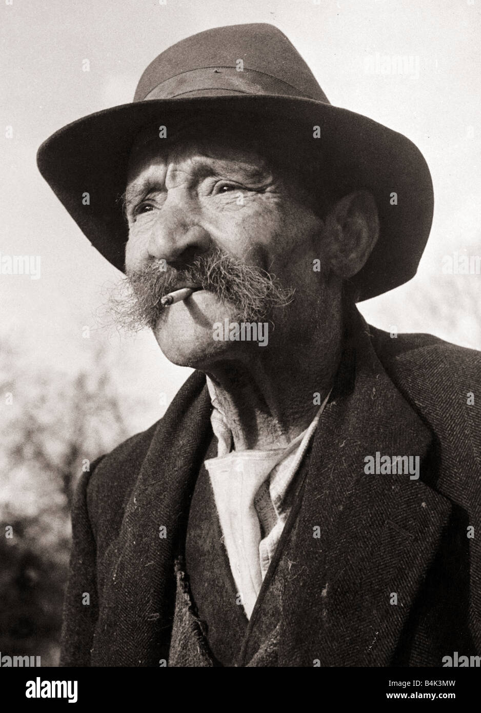 Old man with cigarette hi-res stock photography and images - Alamy