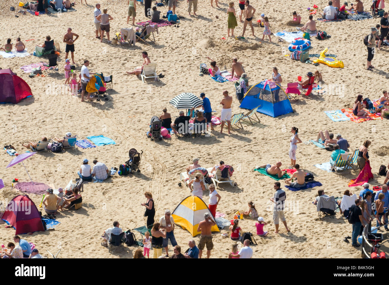 Summer sunbathers hi-res stock photography and images - Alamy