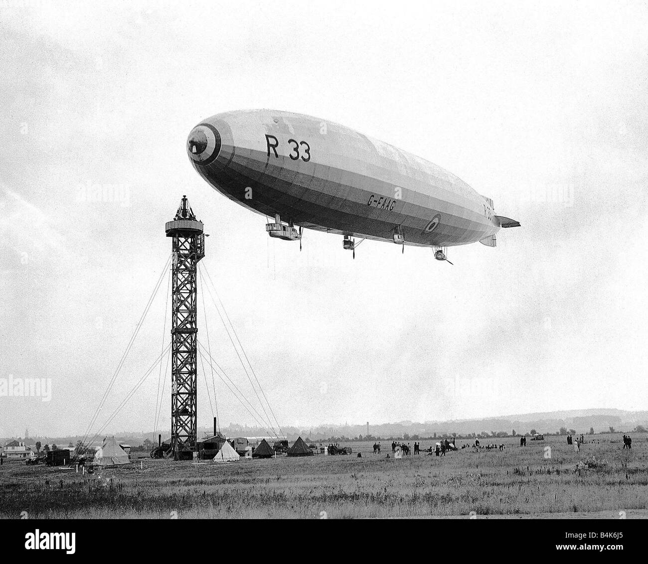 Armstrong Whitworth R33 Airship G FAAG moving towards the docking tower ...