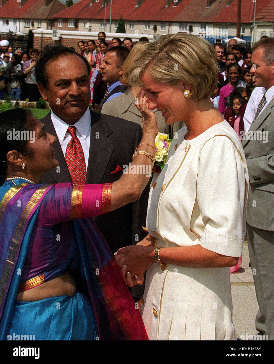 Princess Diana visits Hindu Temple in Neasden June 1997 Stock Photo - Alamy