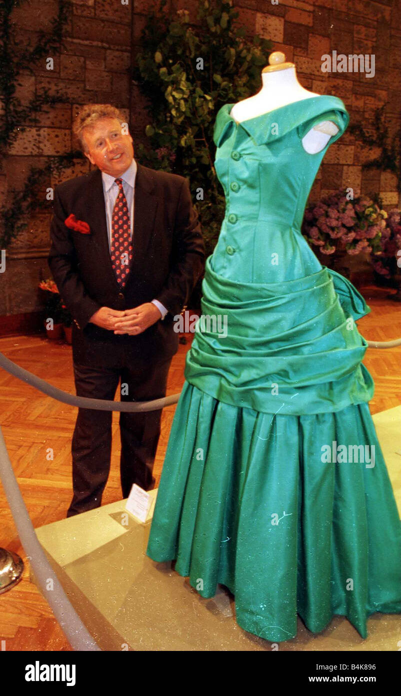 James whitaker examines Princess Diana s Dress June 1997 the dress is ...