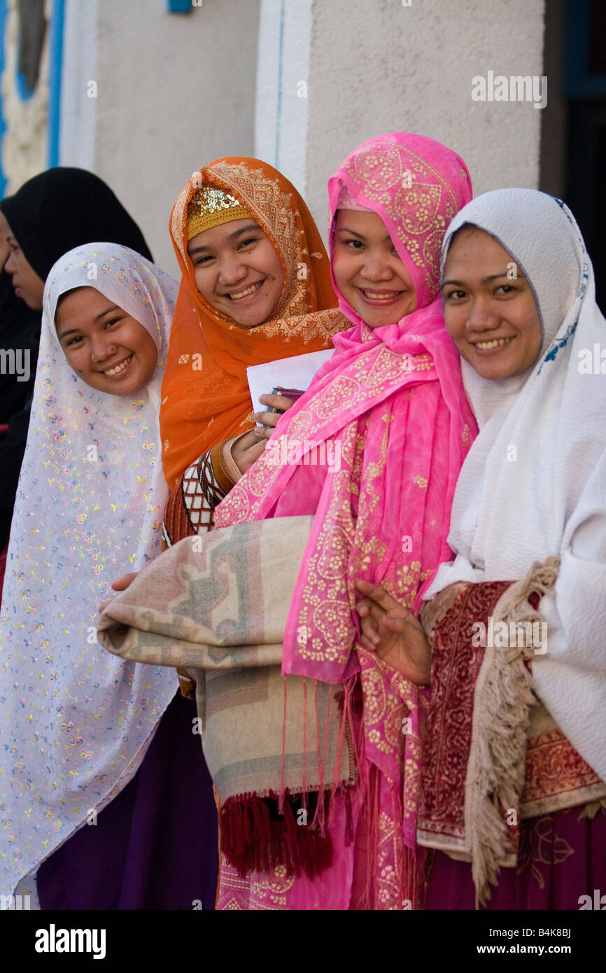 Filipino muslim women hi-res stock photography and images - Alamy