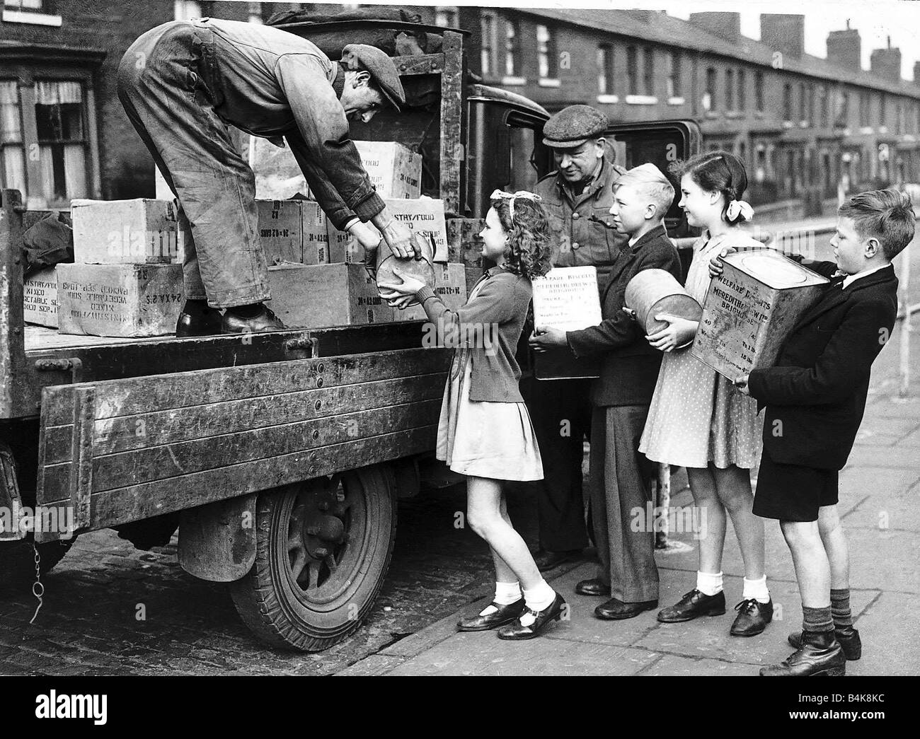 Children in England help load a lorry with food for the troops in ...