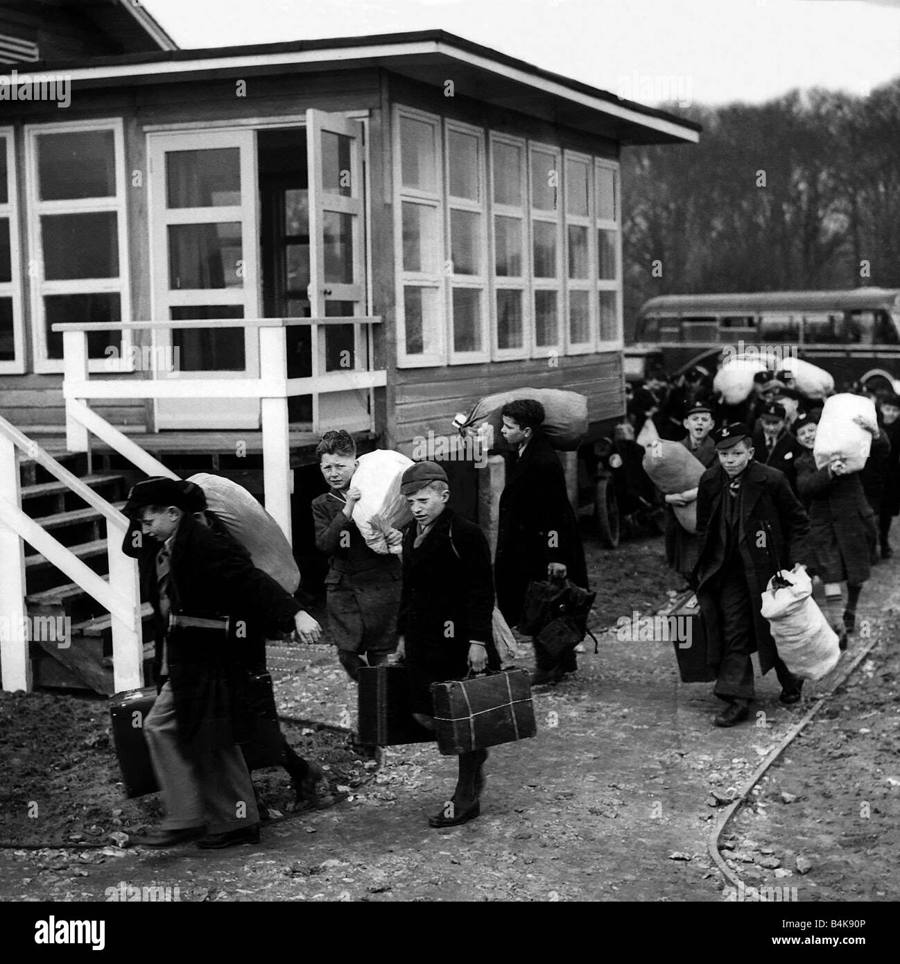 Evacuated children ww2 hi-res stock photography and images - Alamy