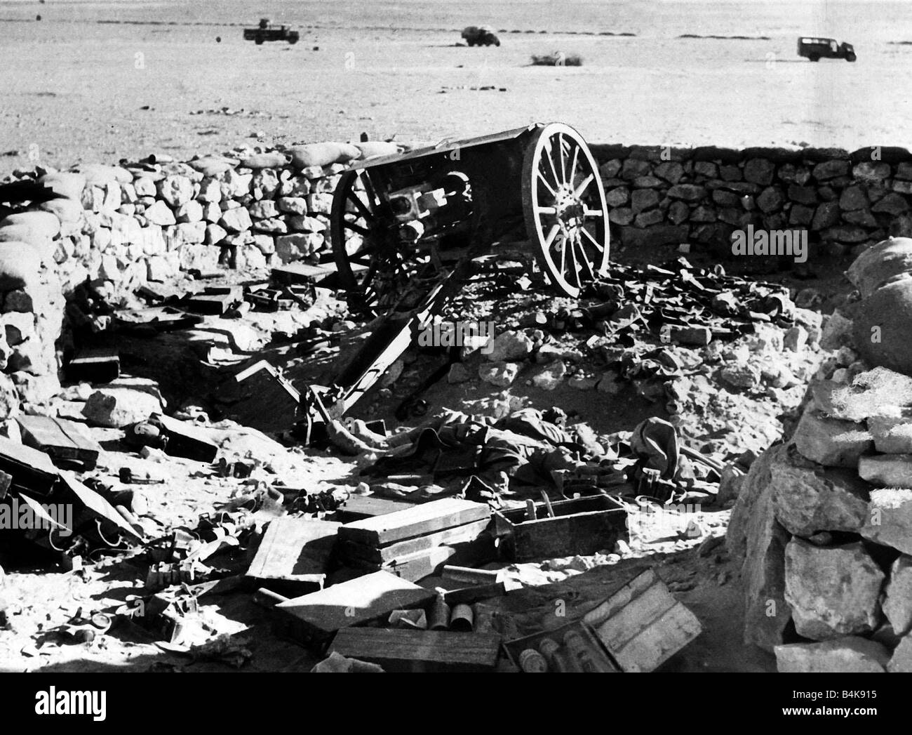 Desert gun position deserted by Italians soldiers 1941 North African ...