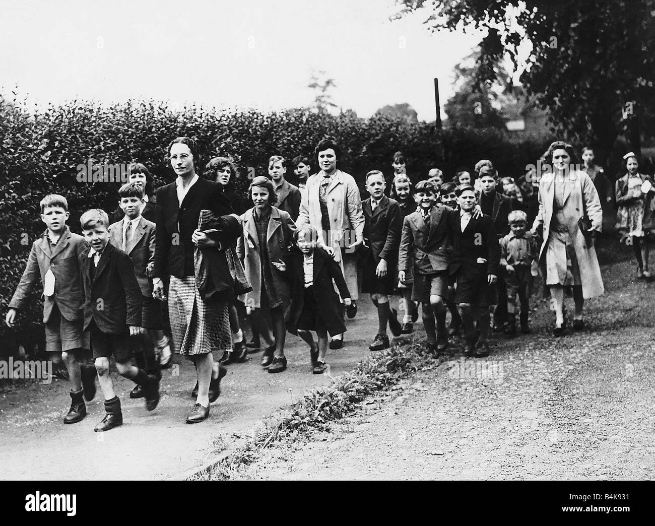 Schoolchildren evacuated from the major towns walk through Wilmslow in ...