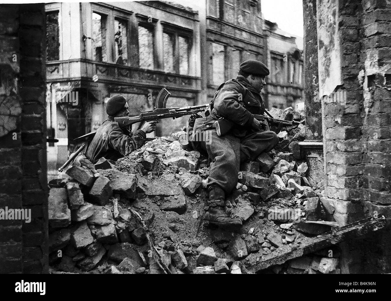 WW2 April 1945 British Commandos on the look out for snipers among the ...
