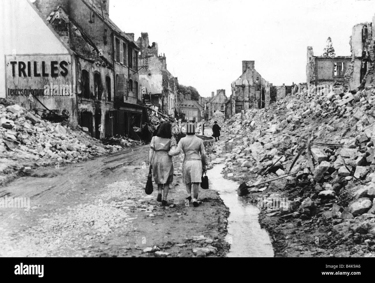 WW2 French women shopping in the ruins 1944 Stock Photo - Alamy