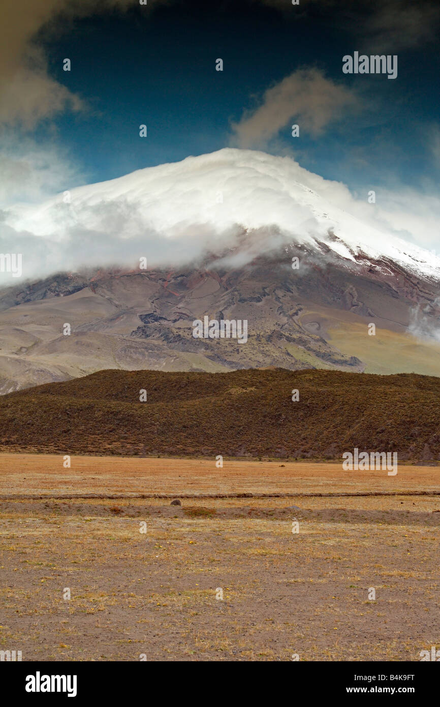 Cotopaxi vulcano ecuador hi-res stock photography and images - Alamy