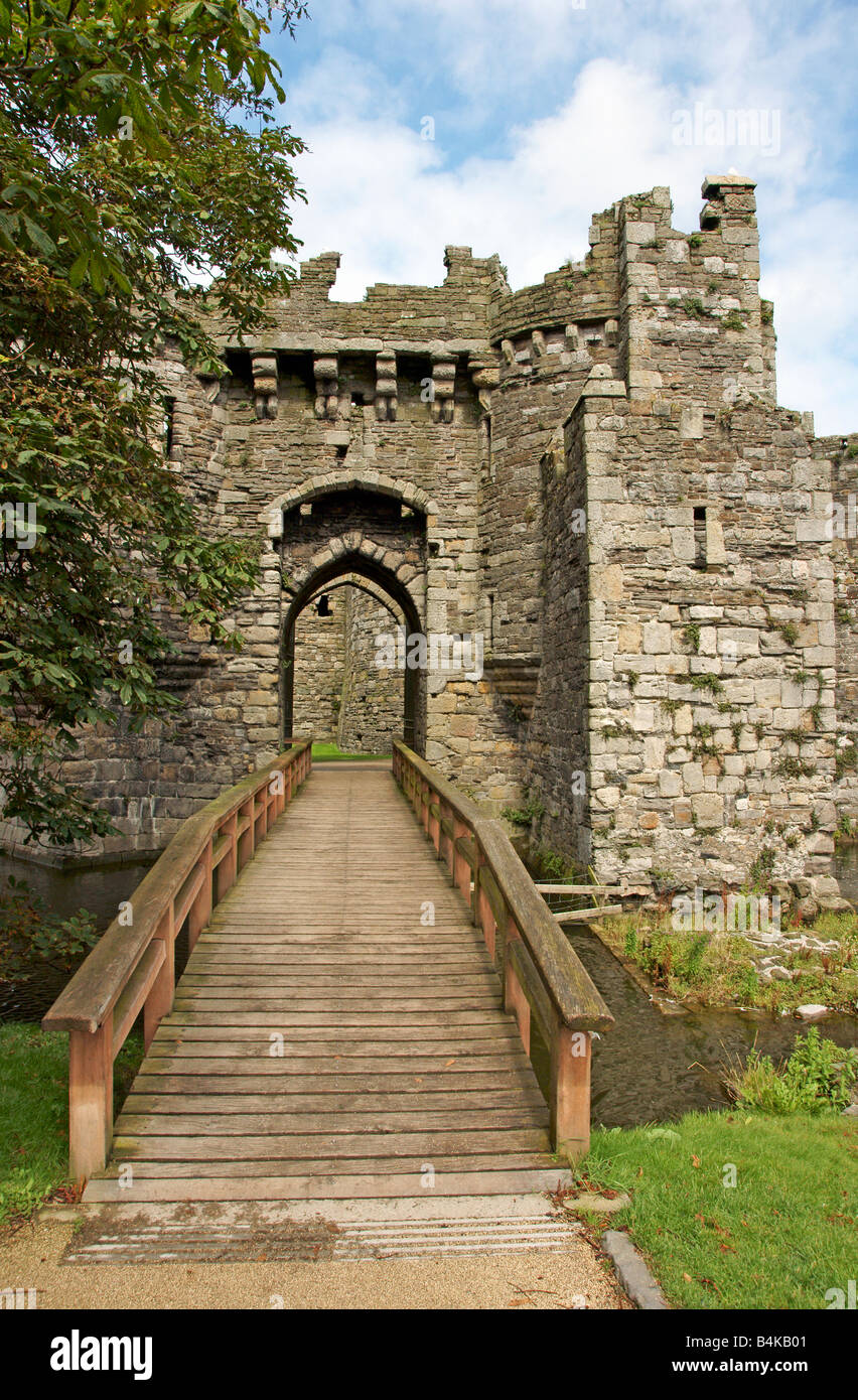 Castle moat drawbridge hi-res stock photography and images - Alamy