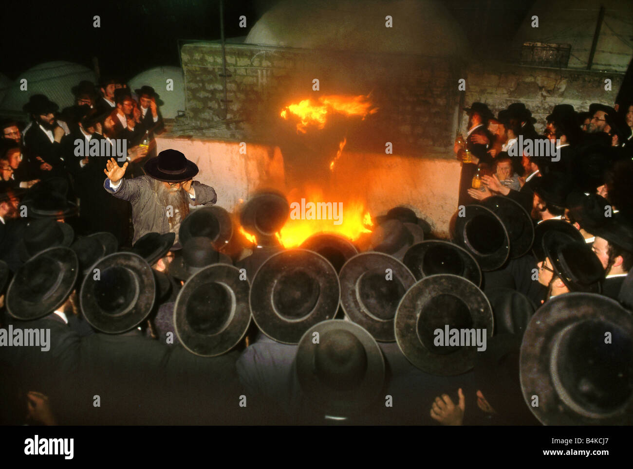 The bonfire at Rabbi Bar Yochai's tomb in Meron during Lag Ba'omer ...