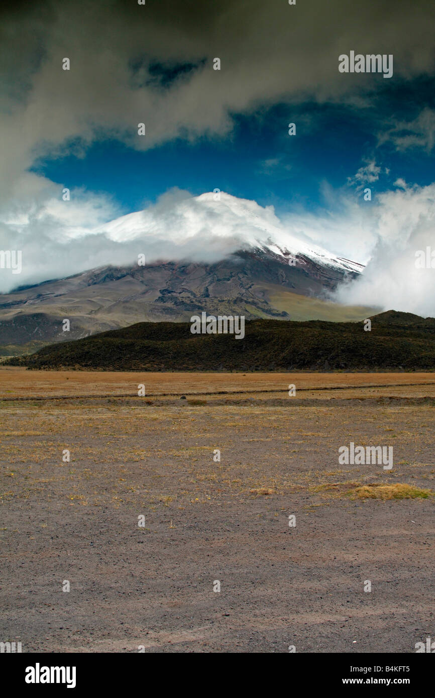 Cotopaxi vulcano ecuador hi-res stock photography and images - Alamy