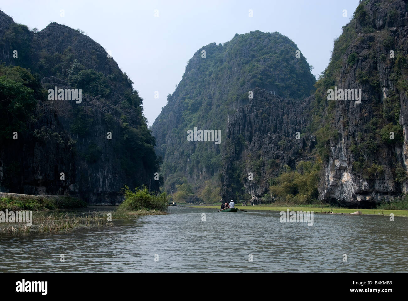 Ngo Dong River with limestone rock formations at Tam Coc, Vietnam Stock ...