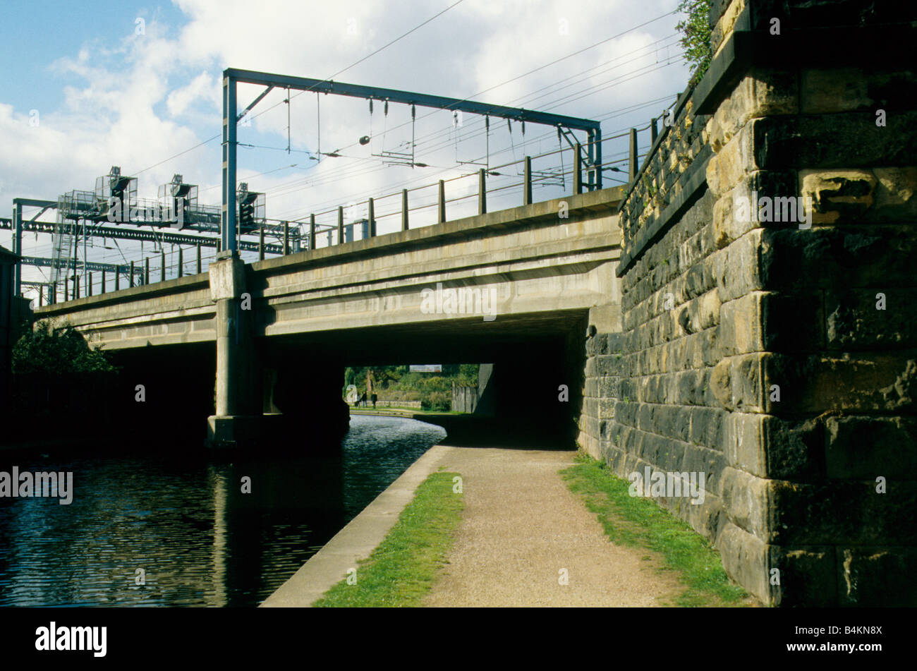 Leeds railway bridge hi-res stock photography and images - Alamy