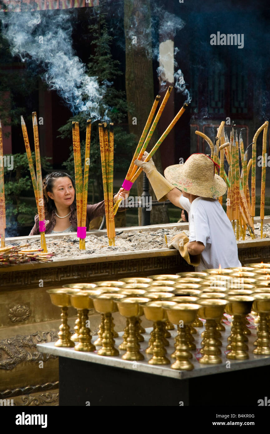 Chinese woman with incense sticks hi-res stock photography and images ...