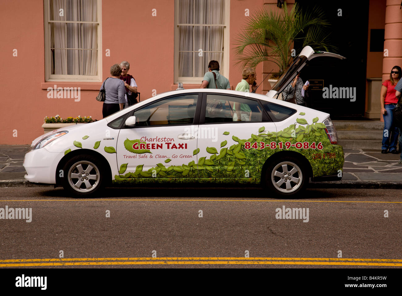 Green taxi hi-res stock photography and images - Alamy