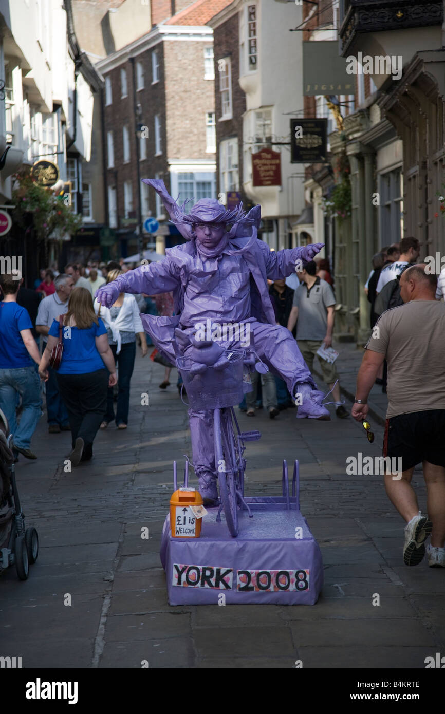 Street artist on Stonegate busy narrow pedestrianised preserved old ...