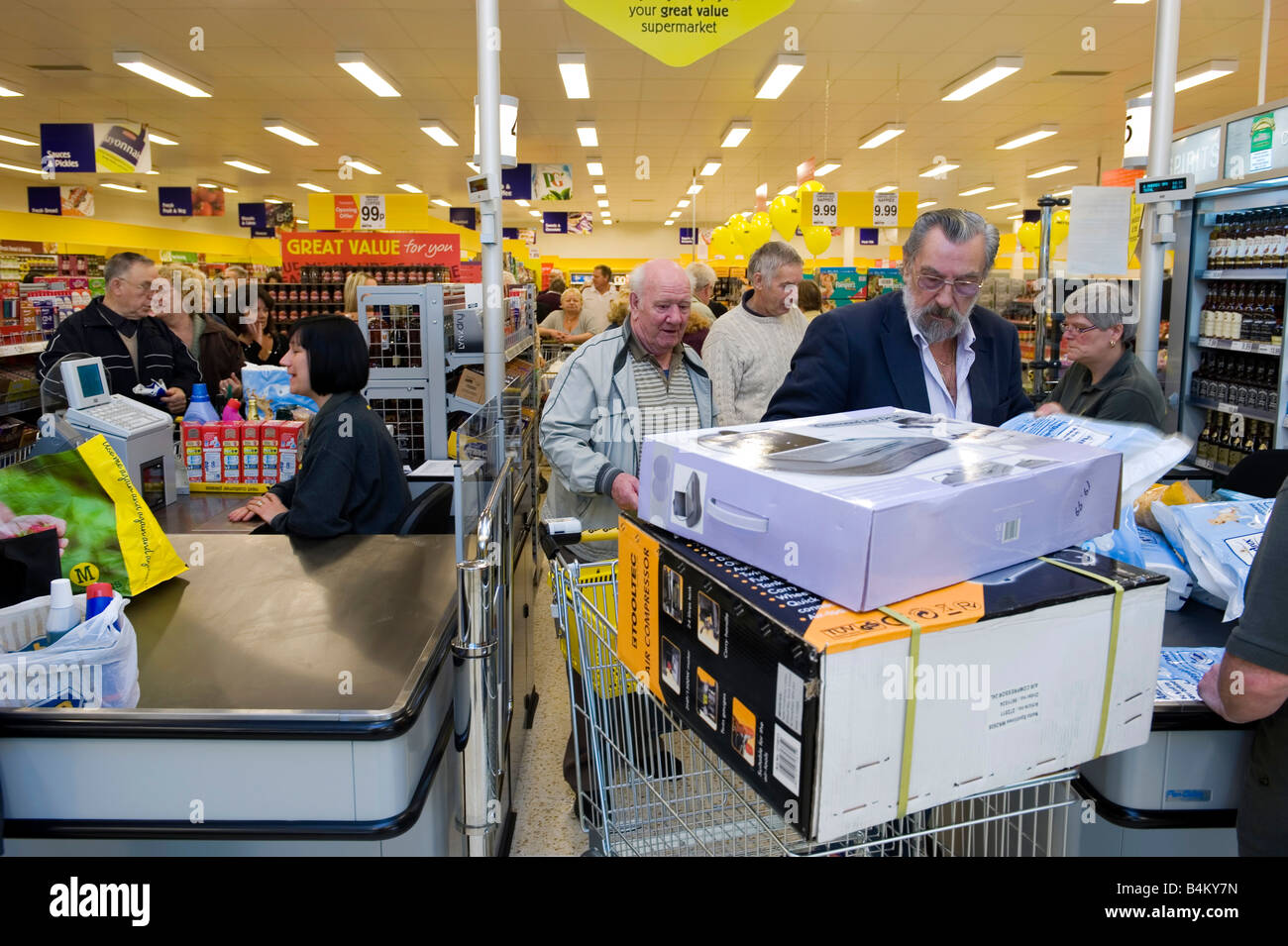 Supermarket queue uk hi-res stock photography and images - Alamy