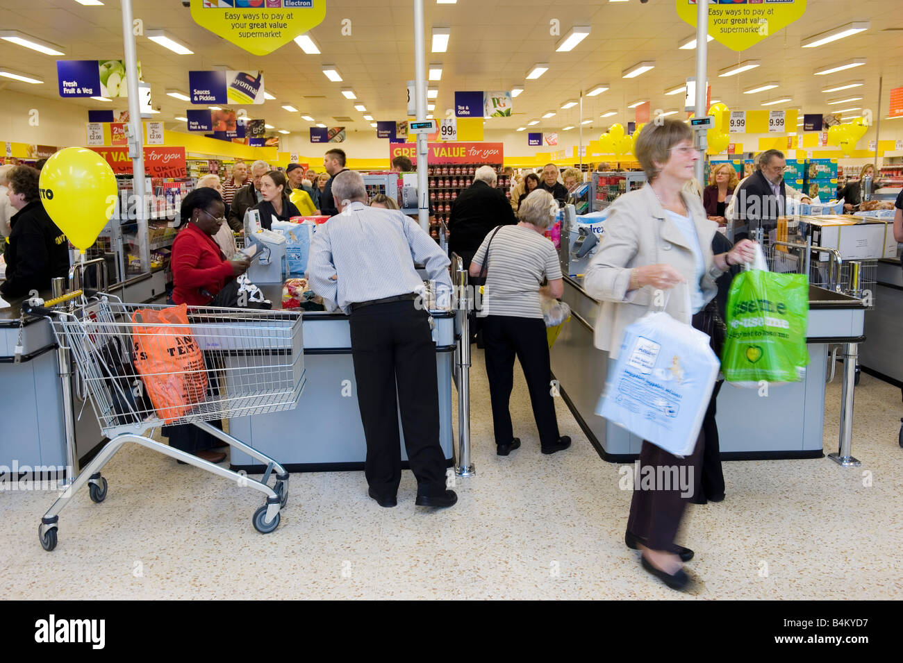 Supermarket uk queue woman hi-res stock photography and images - Alamy