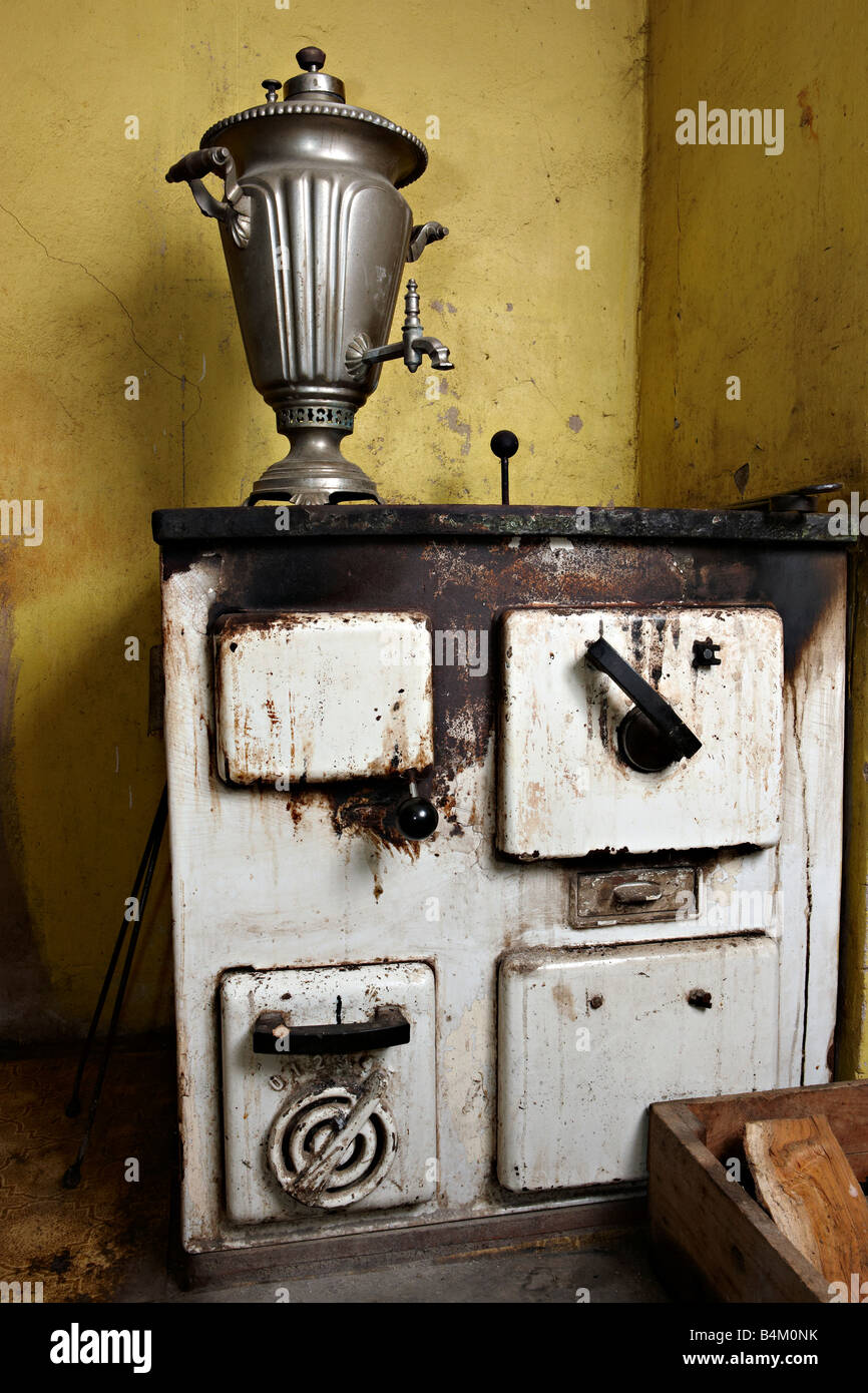 Samovar on kitchen stove Stock Photo - Alamy