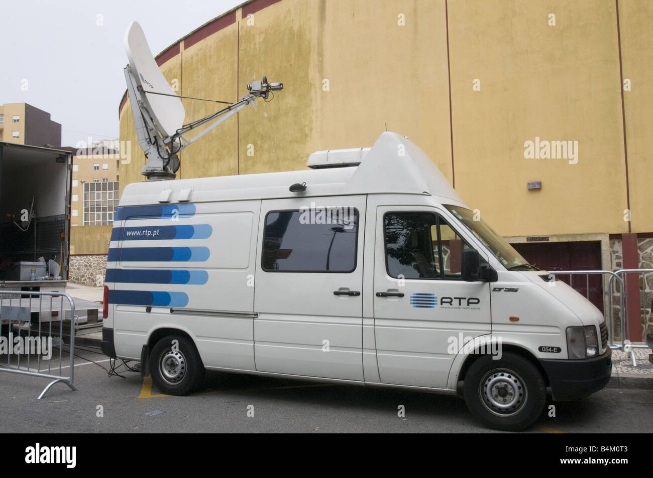 Satellite transmission van hi-res stock photography and images - Alamy