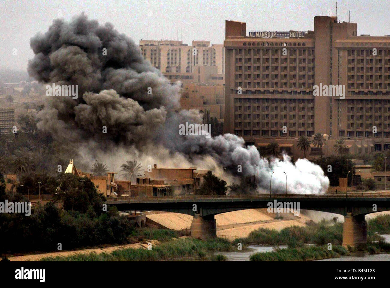 Iraq war 2003 2000s explosions bombing air raid conflict hi-res stock ...