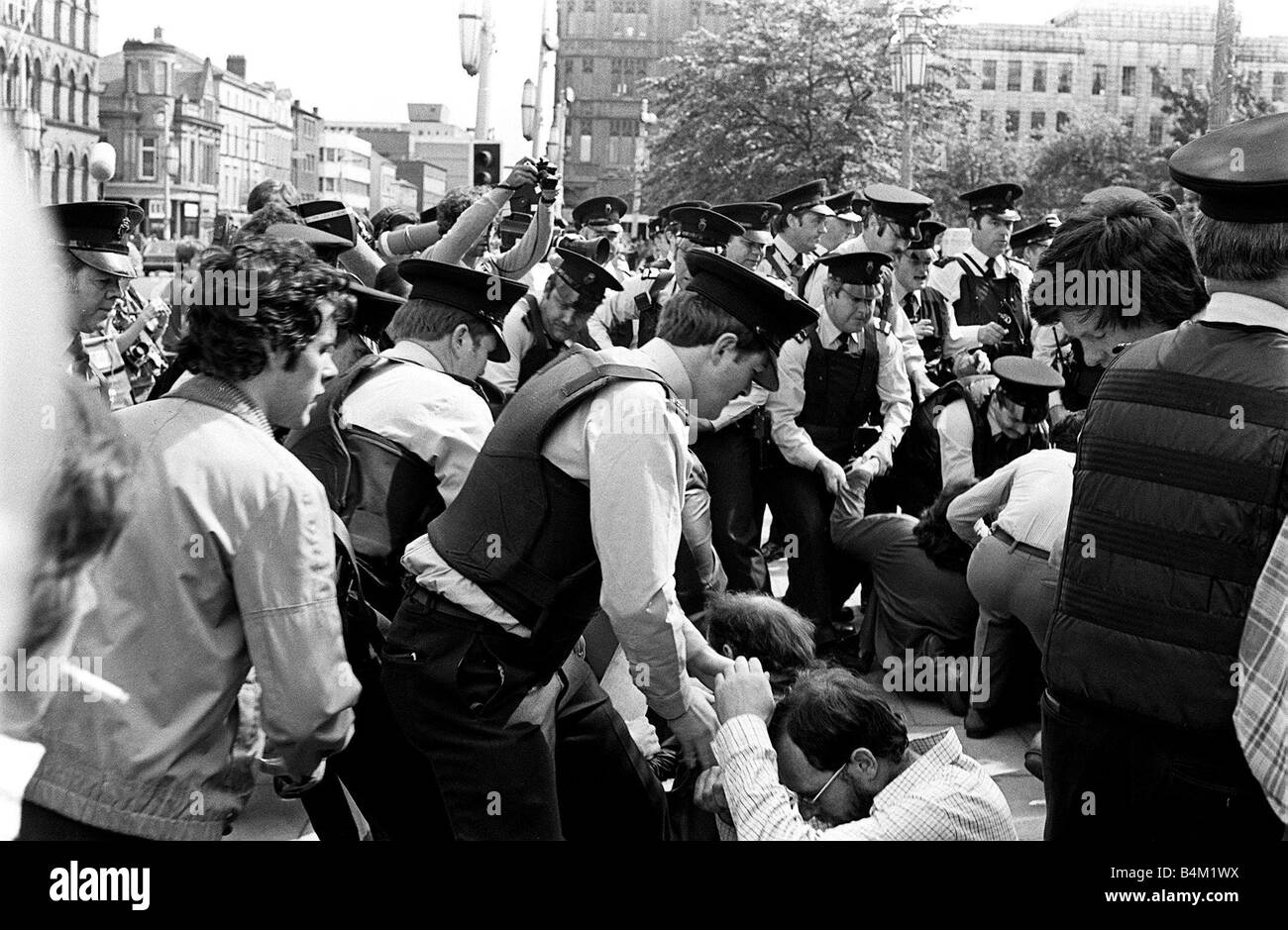 International H Block Rally At Belfast City Hall Police move in outside ...
