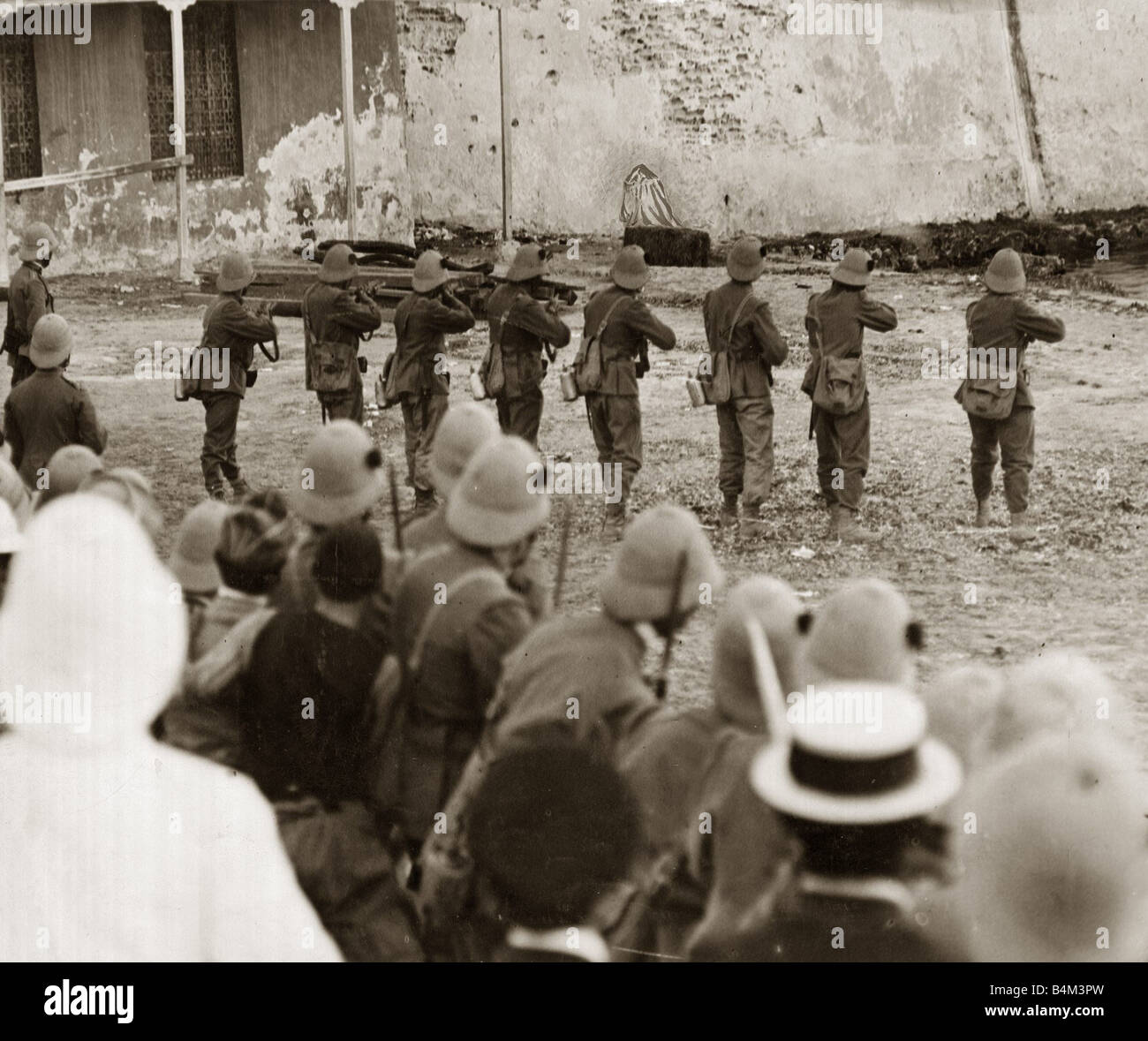 Turco Italian war Italian soldiers execute an arab November 1911 Stock ...