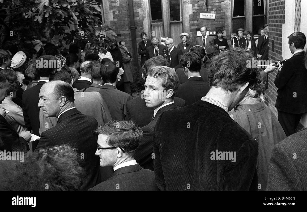 Harold Wilson opens the Toynbee Hall settlement in the East End of ...