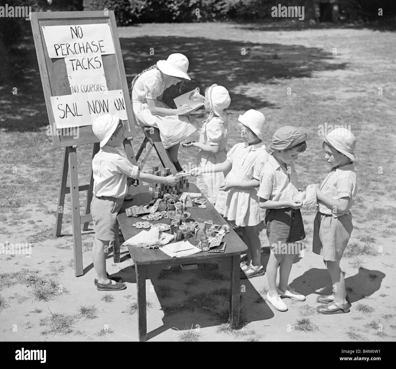 1950s children playing hi-res stock photography and images - Alamy