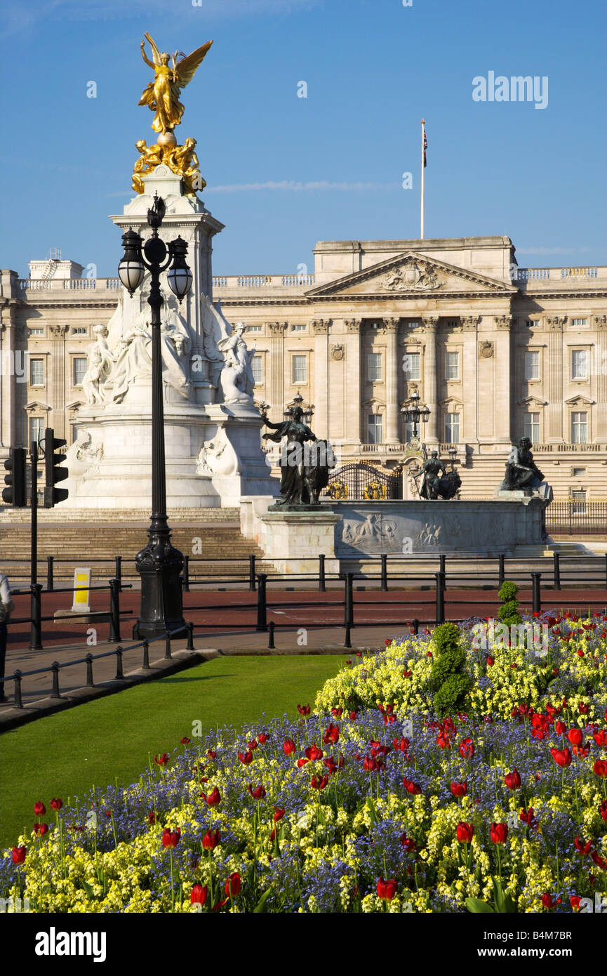 Royal family buckingham palace outside hi-res stock photography and ...