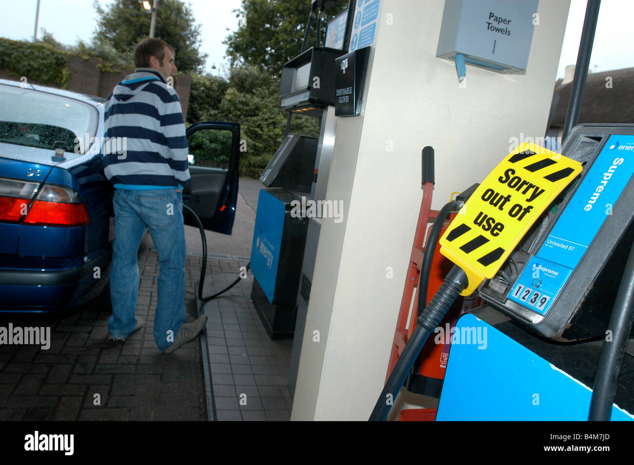 Sorry out of fuel signs hi-res stock photography and images - Alamy
