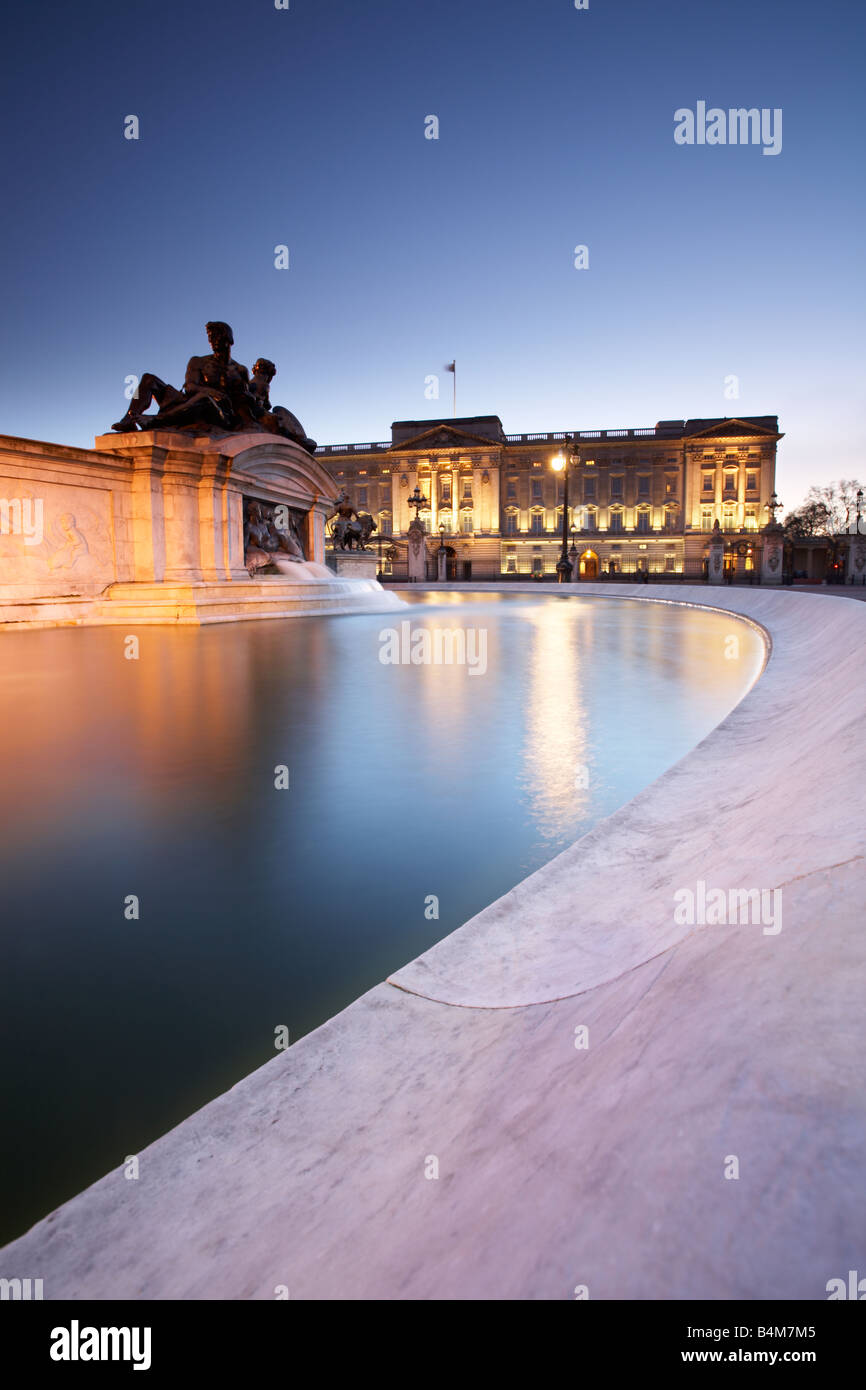 Symbol of buckingham palace hi-res stock photography and images - Alamy
