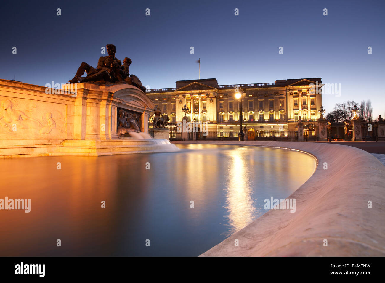 Symbol of buckingham palace hi-res stock photography and images - Alamy