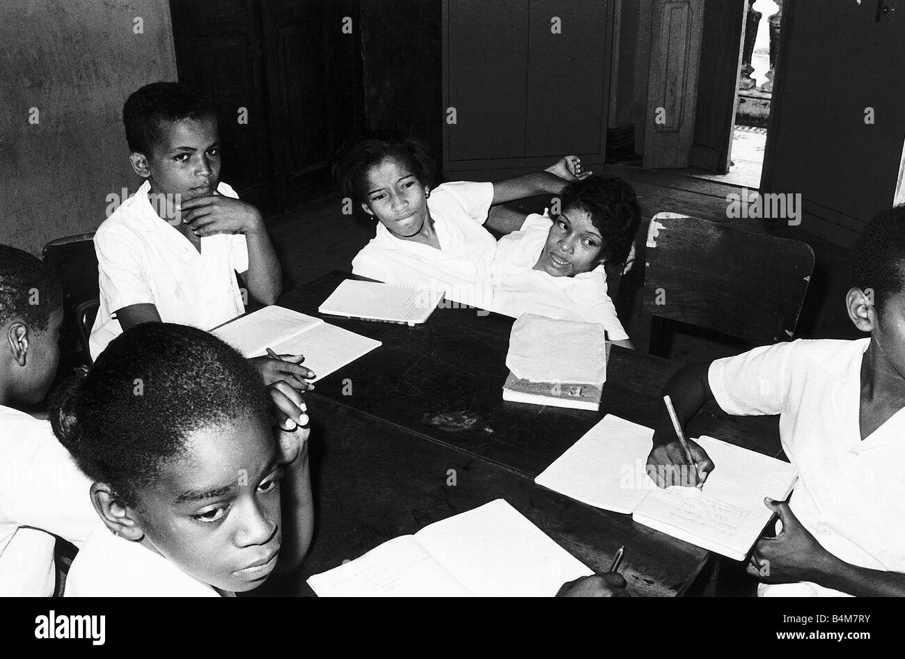 School pupils in classroom 1960 hi-res stock photography and images - Alamy
