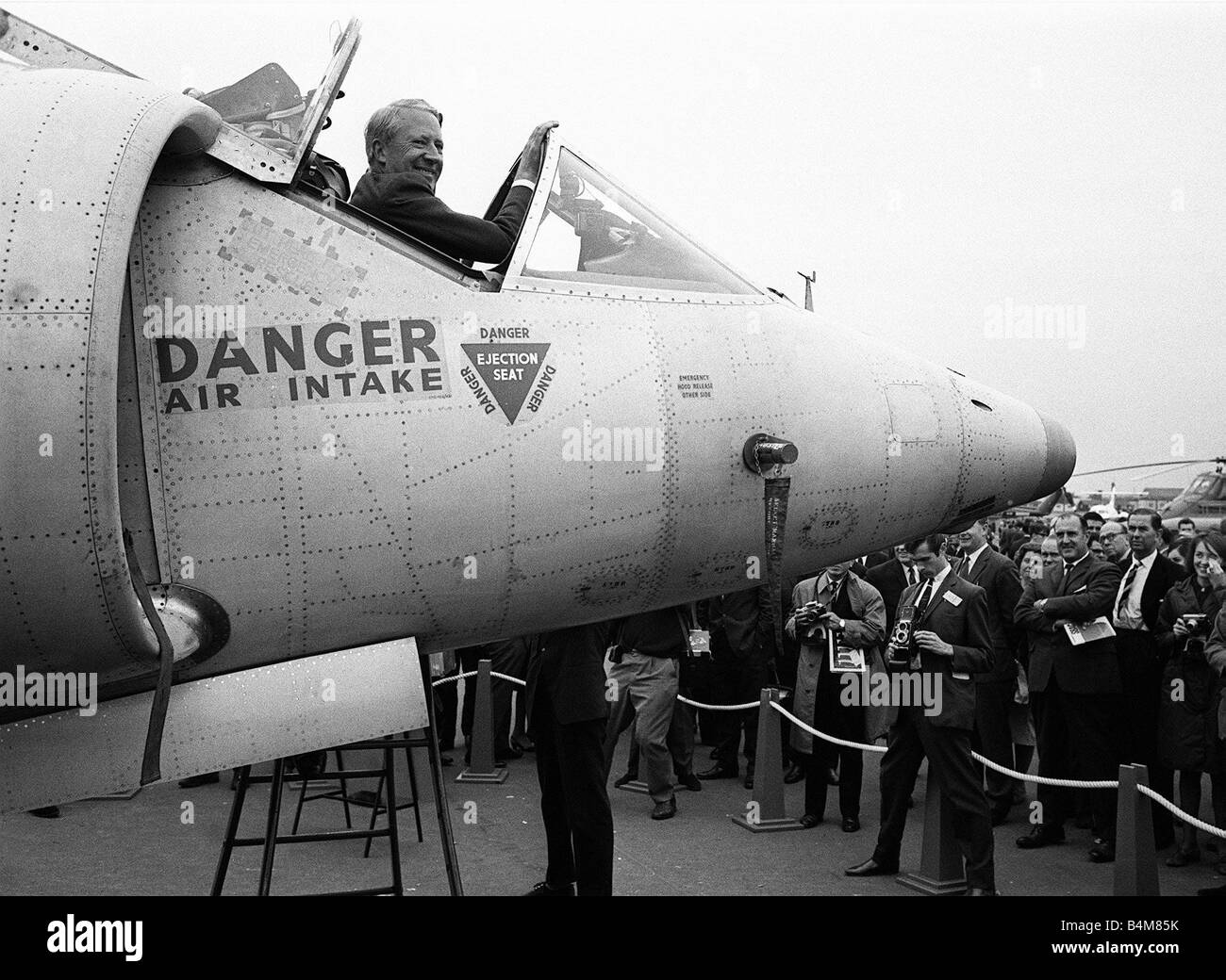 Harrier jump jet 1966 hi-res stock photography and images - Alamy