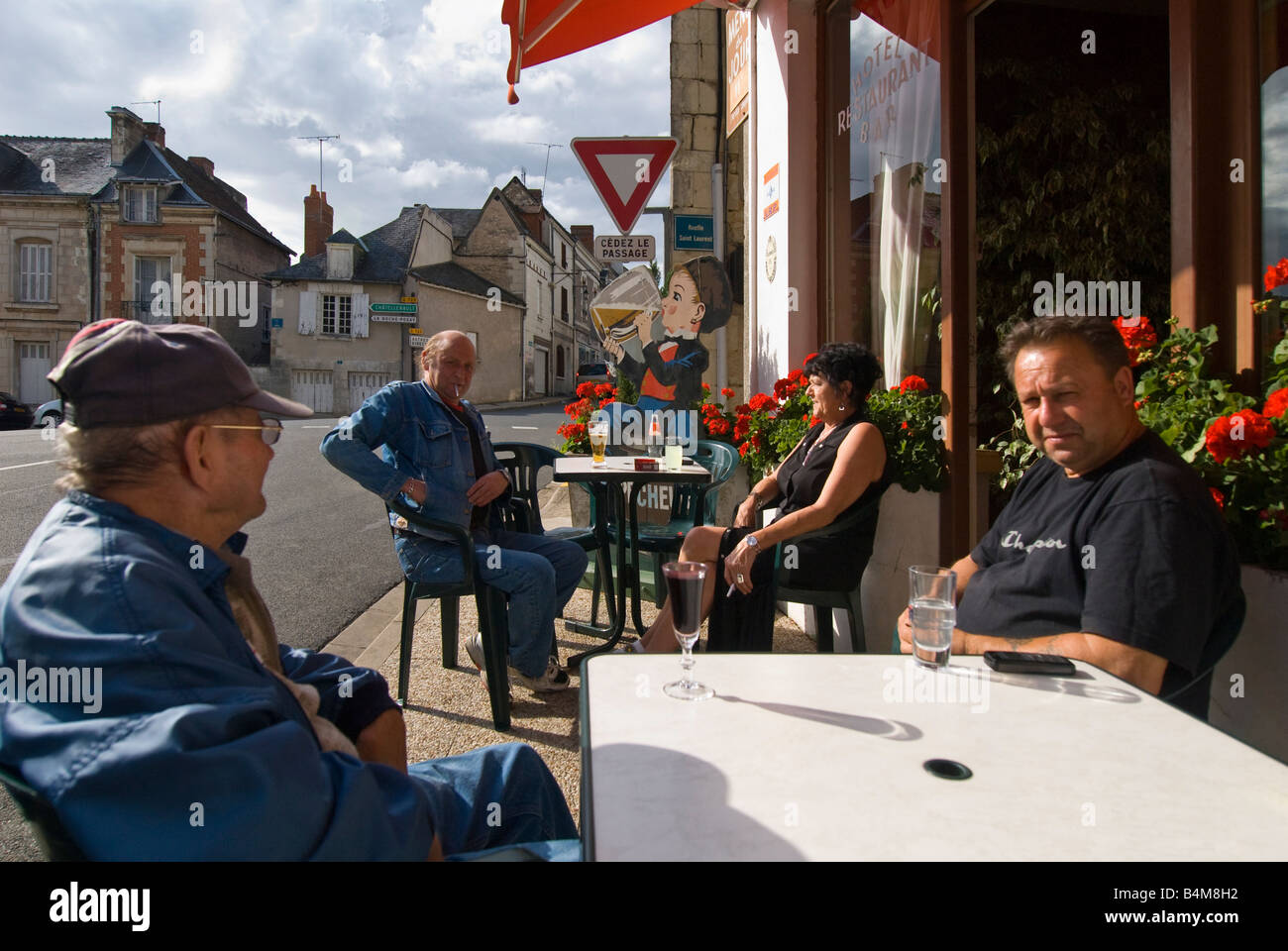 People in a bar hi-res stock photography and images - Alamy