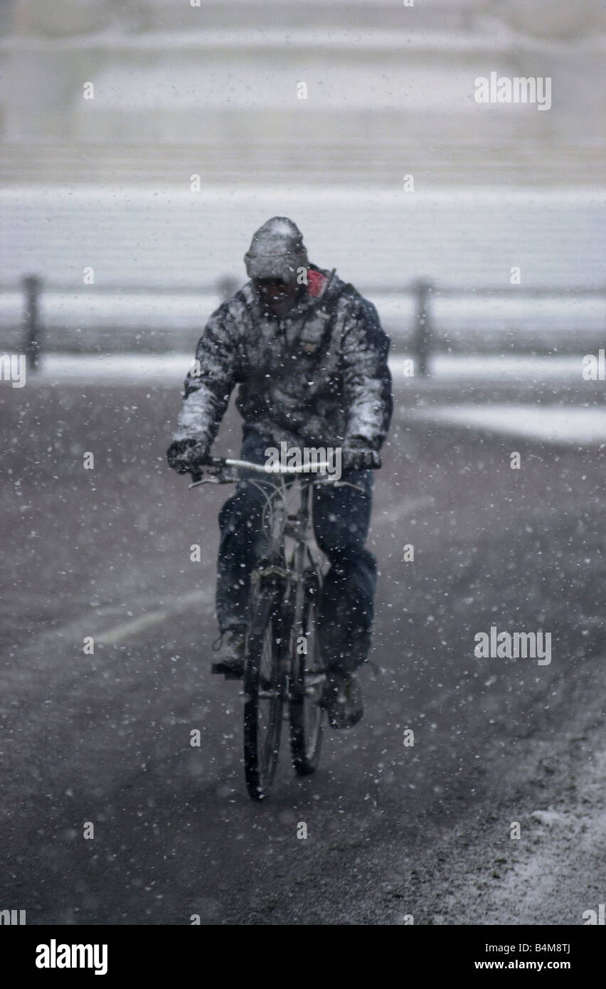 Heavy snowfall in london hi-res stock photography and images - Alamy