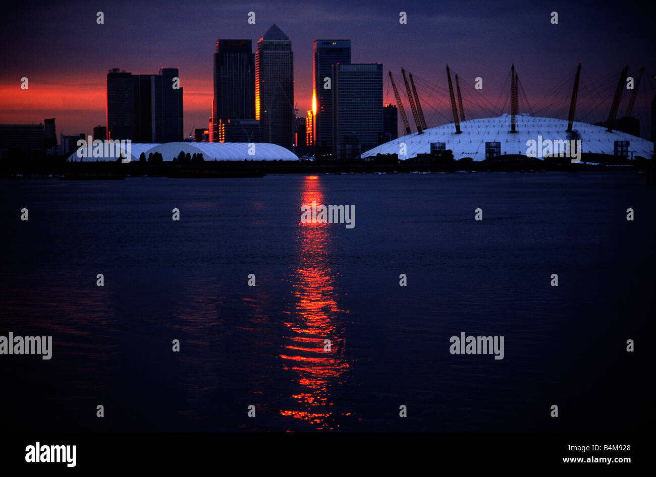 Sun reflecting off buildings hi-res stock photography and images - Alamy