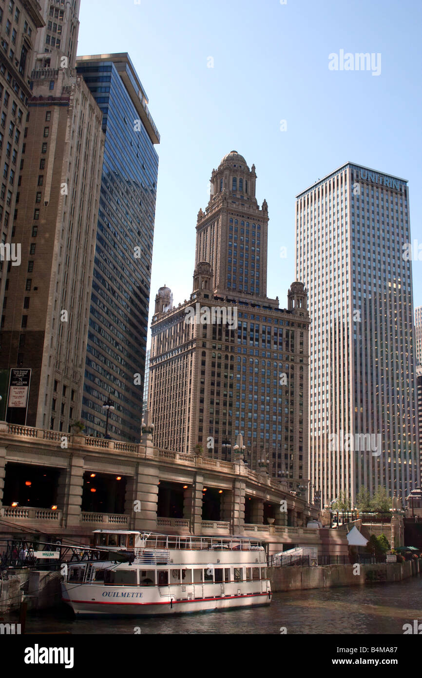 35 East Wacker Drive from the Chicago River Stock Photo - Alamy