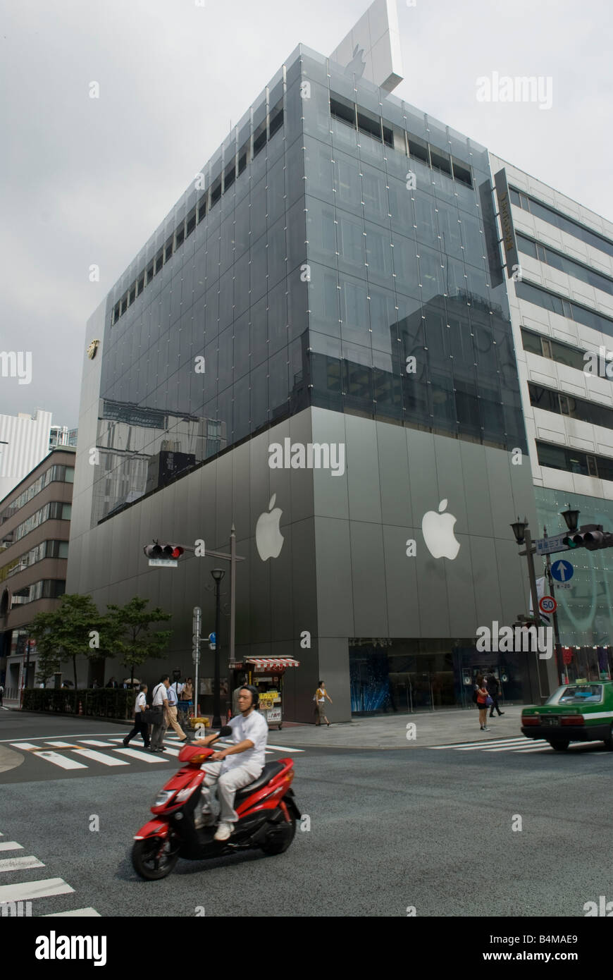 Apple store in Ginza Tokyo Stock Photo - Alamy