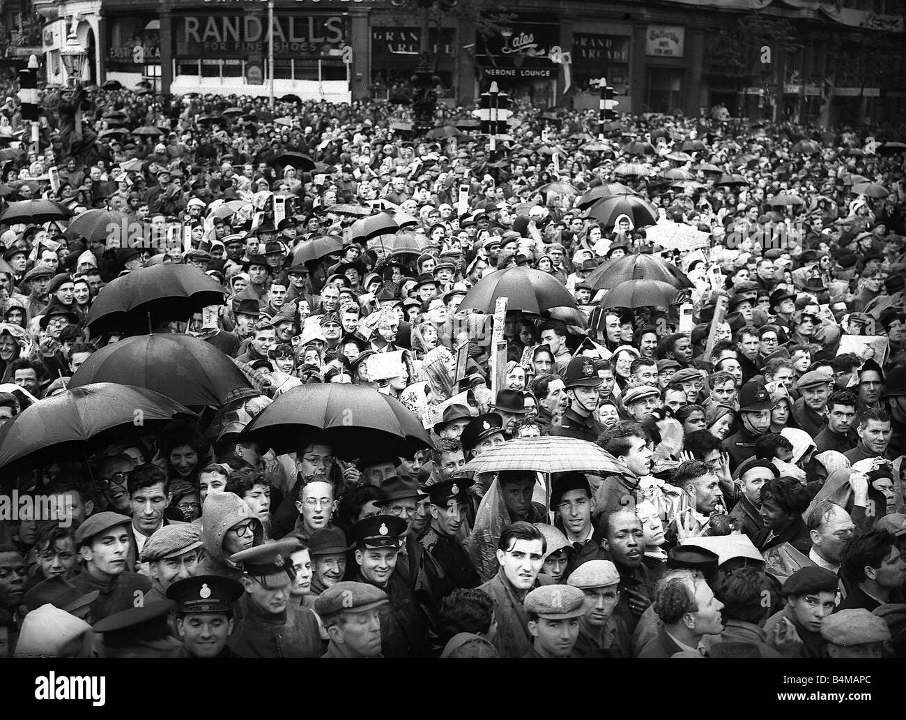 The large crowd line the route from Buckingham palace to Westminster ...
