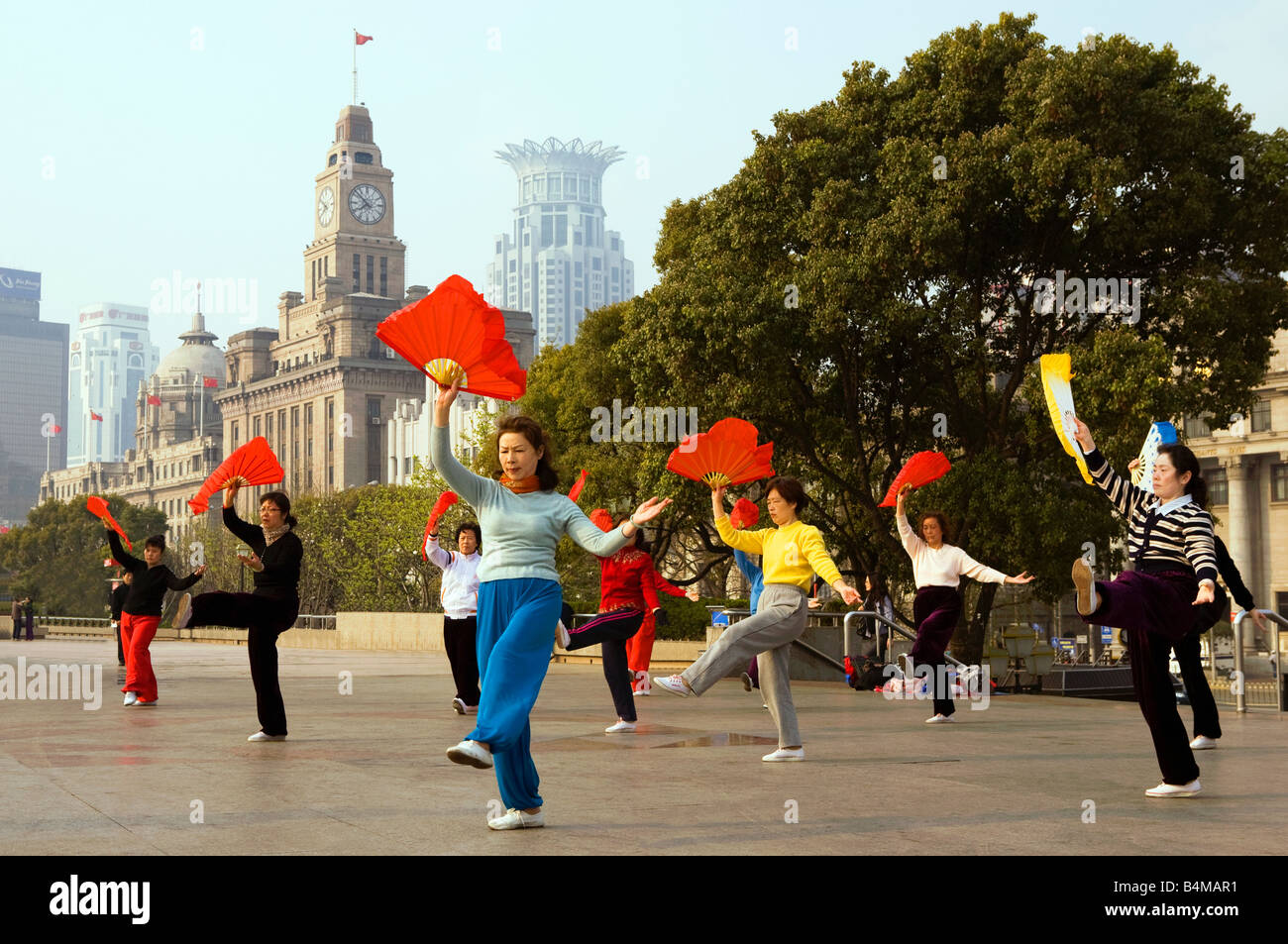 Shanghai, China. Women practise Tai Chi on The Bund Stock Photo - Alamy