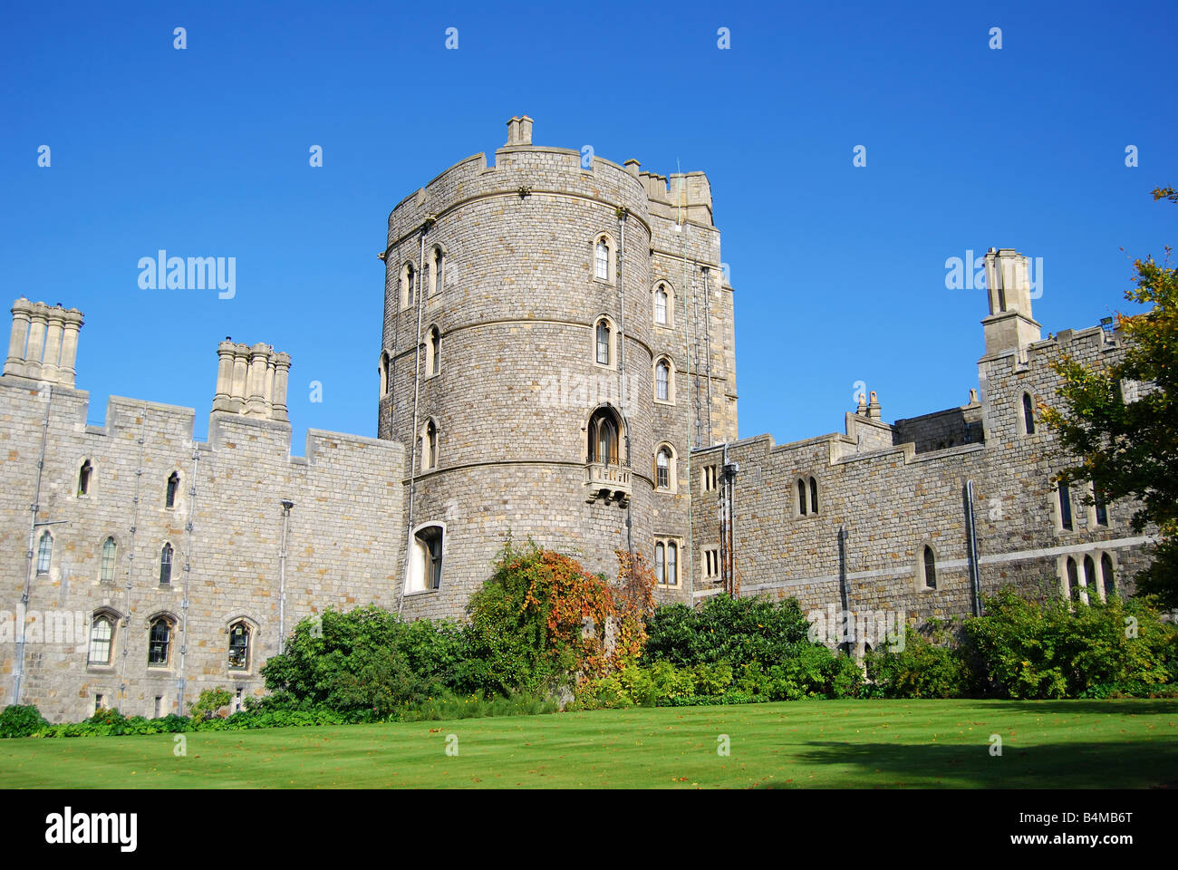 Walls round tower windsor castle hi-res stock photography and images ...