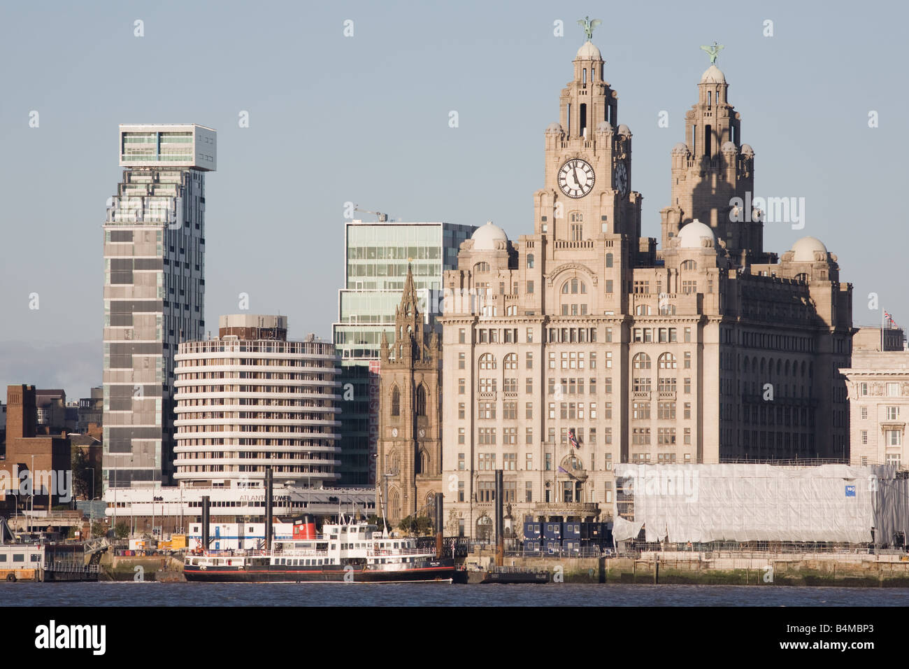 World Heritage Liver Building on banks of the River Mersey Stock Photo ...