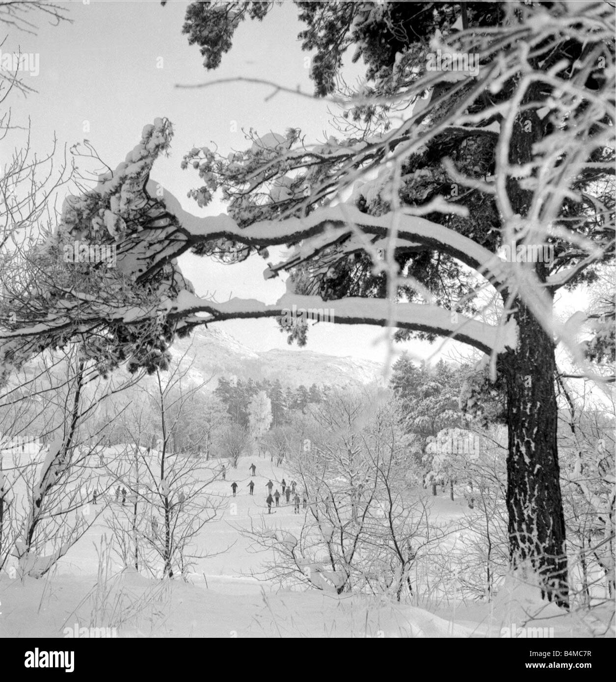 People out in the snow Black and White Stock Photos & Images - Alamy