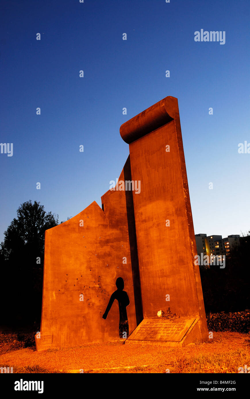 Berlin wall at night hi-res stock photography and images - Alamy