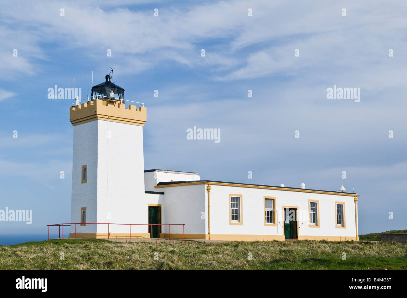 The duncansby head lighthouse at john o groats hi-res stock photography ...