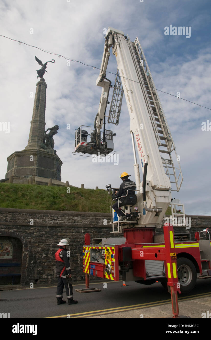 Very tall ladder hi-res stock photography and images - Alamy