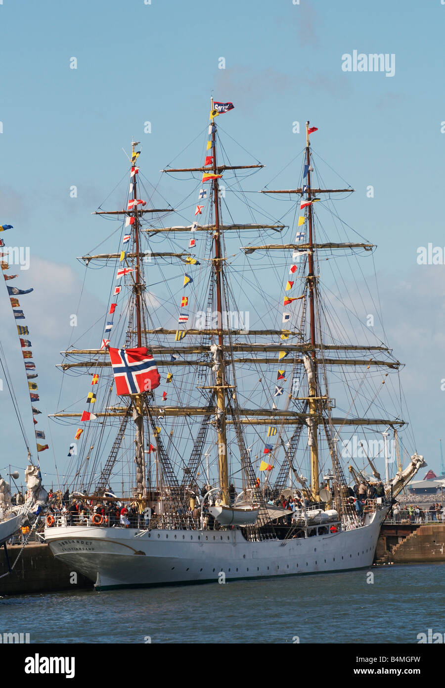 Tall ship parade hi-res stock photography and images - Alamy